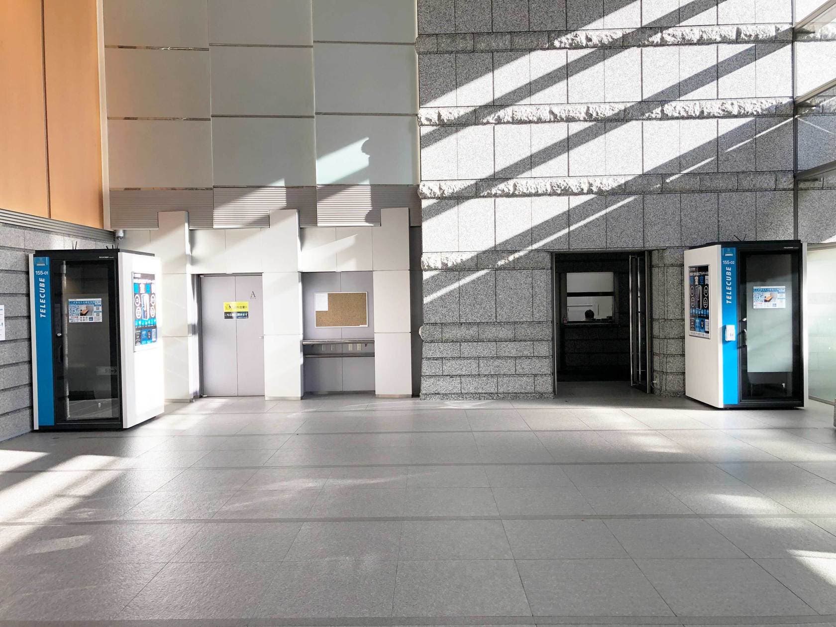 【テレキューブ】花京院スクエアの個室型ワークブース（155-02）です。視線と音を遮る、プライベートな集中環境。の写真1