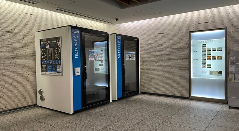 【テレキューブ】西新橋スクエアの個室型ワークブース（149-01）です。視線と音を遮る、プライベートな集中環境。
