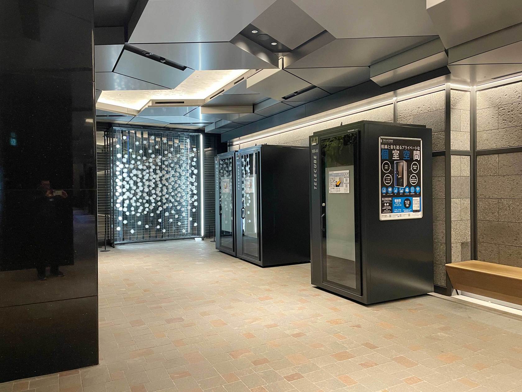 【テレキューブ】大手町ビルの個室型ワークブース（166-03）です。視線と音を遮る、プライベートな集中環境。の写真1