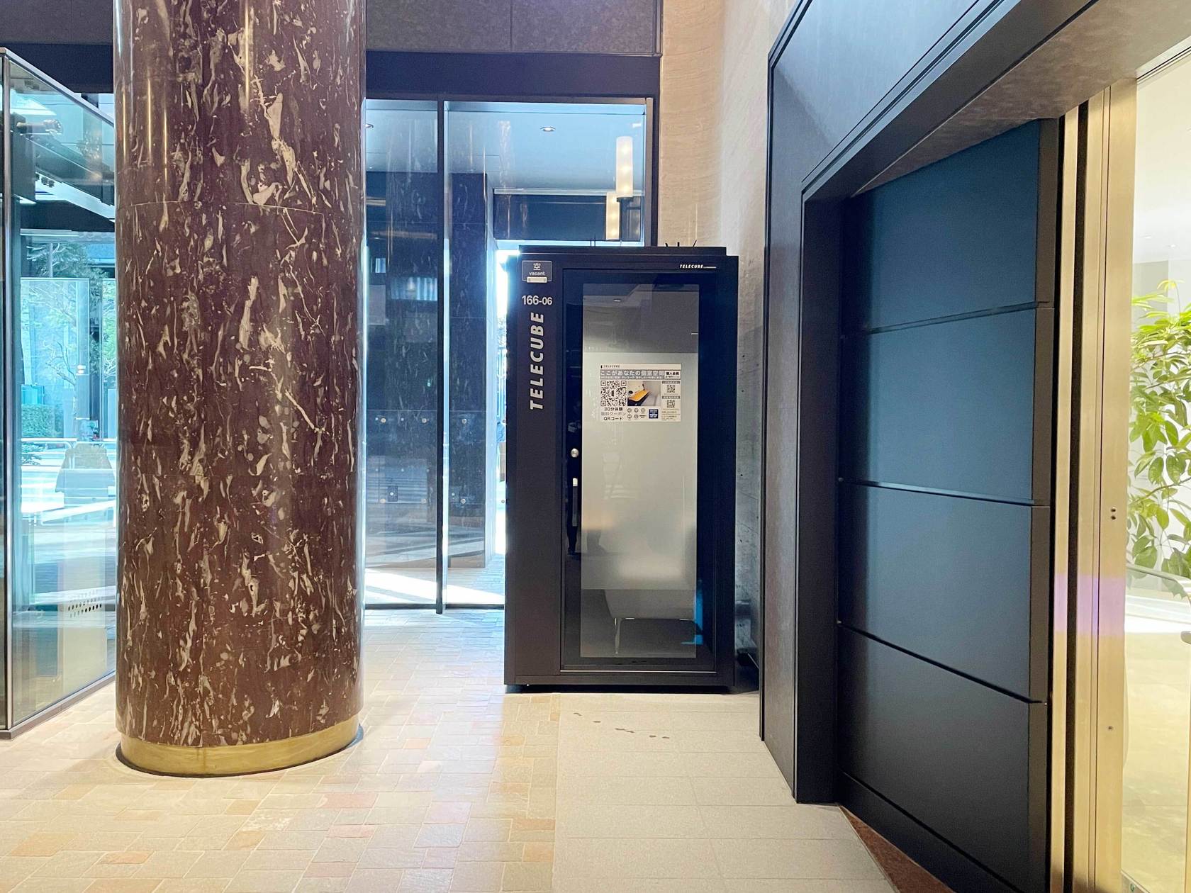 【テレキューブ】大手町ビルの個室型ワークブース（166-06）です。視線と音を遮る、プライベートな集中環境。の写真1