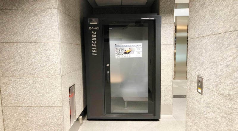 【テレキューブ】六本木ヒルズ森タワーの個室型ワークブース（04-02）です。視線と音を遮る、プライベートな集中環境。