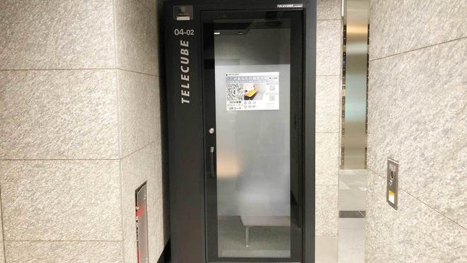 【テレキューブ】六本木ヒルズ森タワーの個室型ワークブース(04-02)です。視線と音を遮る、プライベートな集中環境。の写真1