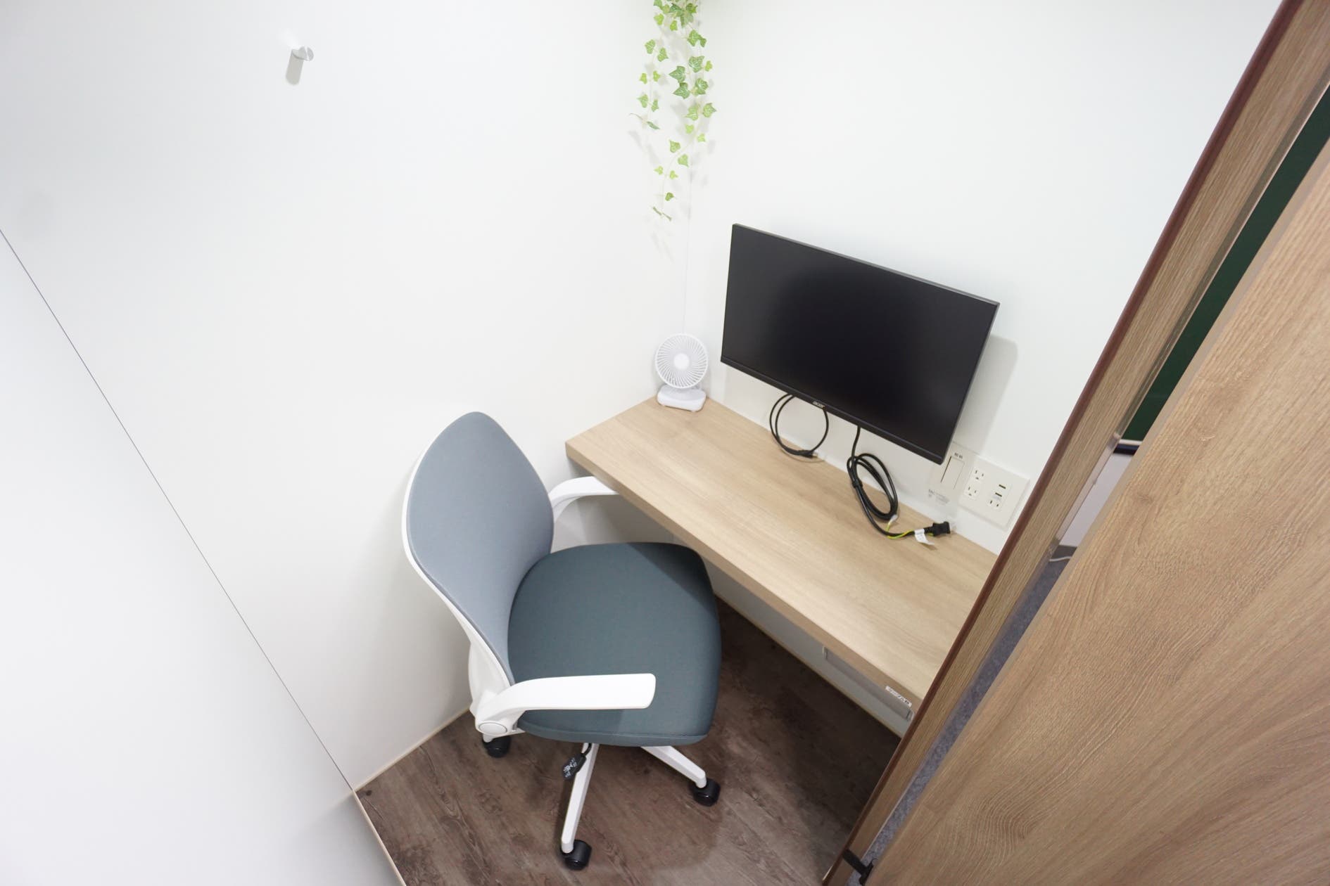 ＜Pao Work 神田東口No.1＞完全個室ワークブース💼光回線Wi-Fi📶モニター🖥テレワーク/ZOOM/自習/作業場所の写真5