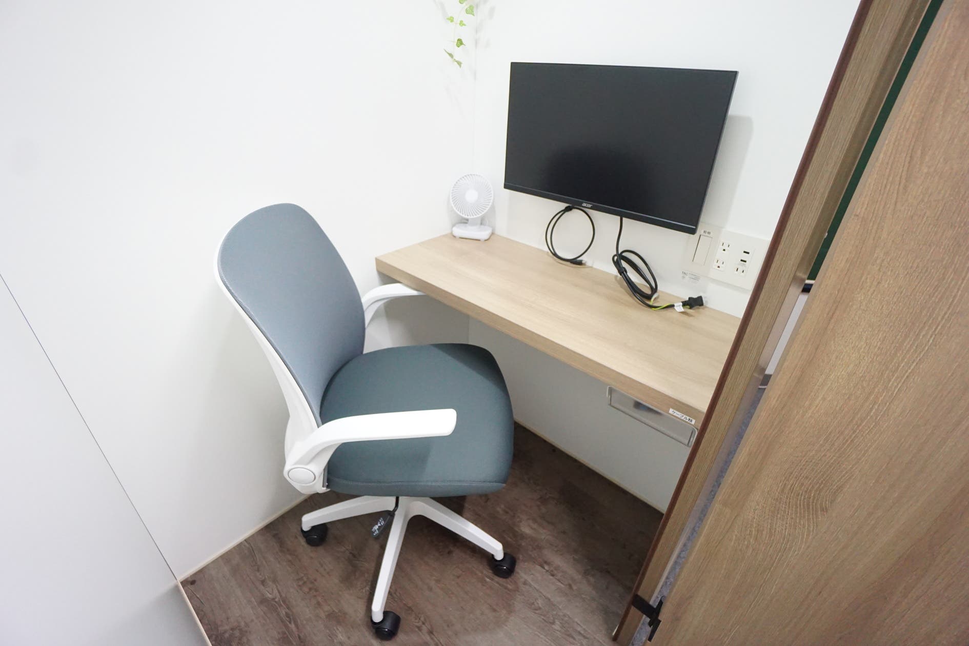 ＜Pao Work 神田東口No.1＞完全個室ワークブース💼光回線Wi-Fi📶モニター🖥テレワーク/ZOOM/自習/作業場所の写真1