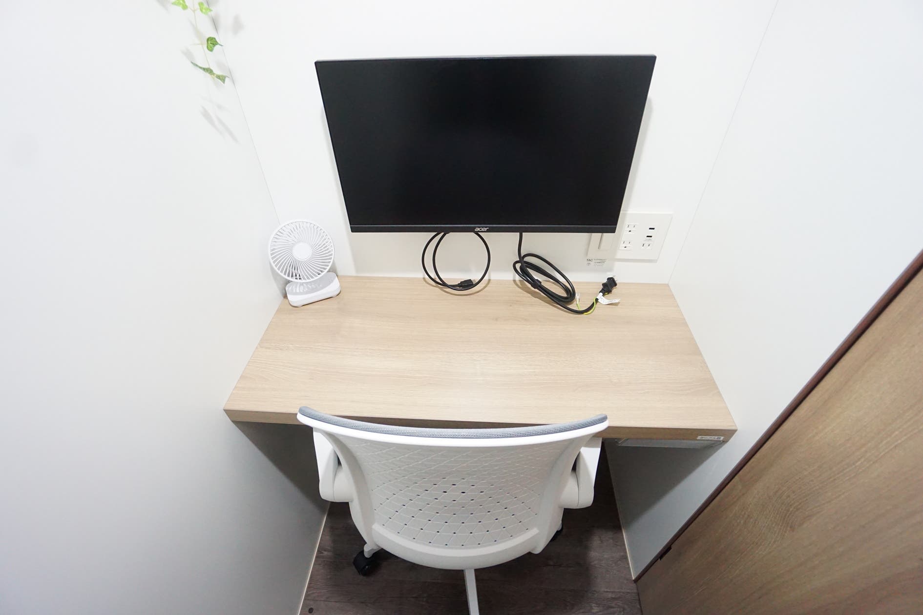 ＜Pao Work 神田東口No.1＞完全個室ワークブース💼光回線Wi-Fi📶モニター🖥テレワーク/ZOOM/自習/作業場所の写真4