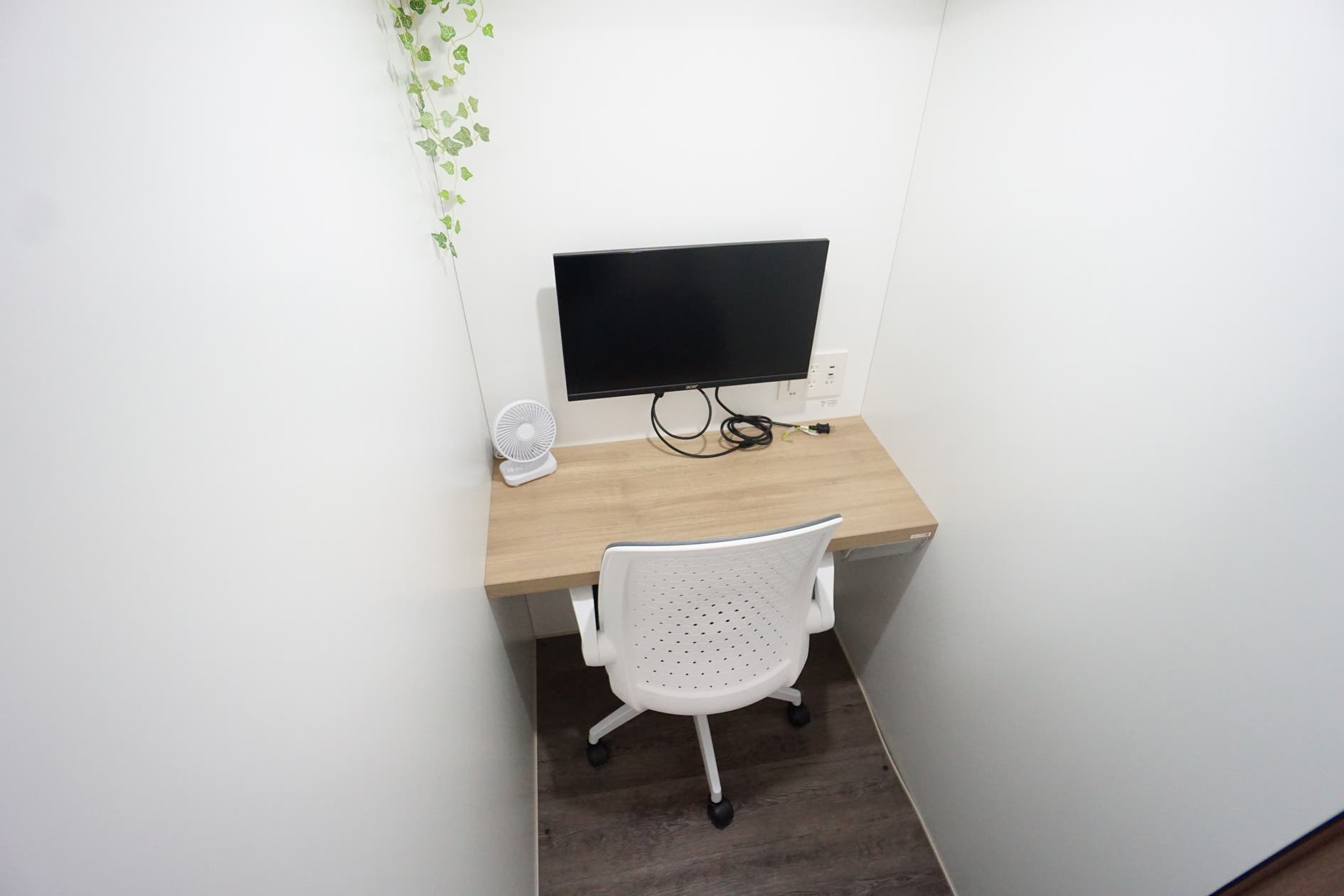 ＜Pao Work 神田東口No.1＞完全個室ワークブース💼光回線Wi-Fi📶モニター🖥テレワーク/ZOOM/自習/作業場所の写真3