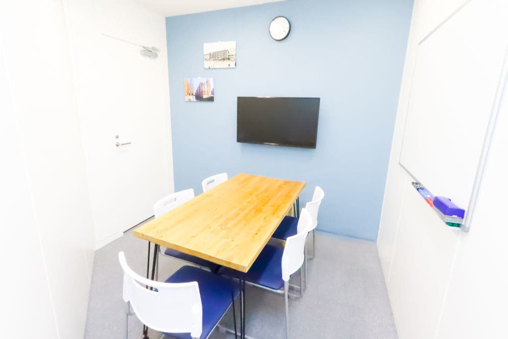 【JR新宿駅 徒歩2分！明治通り沿い！6名利用可！】完全個室！リモートワーク・多目的利用OK！ふれあい貸し会議室 新宿No76の写真1