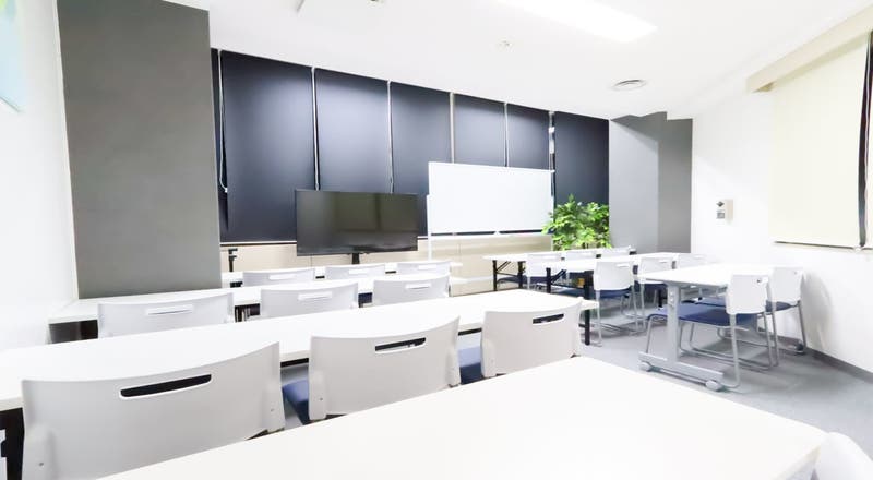 【JR新宿駅 徒歩2分！明治通り沿い！19名利用可！】55型大型モニター・WiFi無料！ふれあい貸し会議室 新宿No75