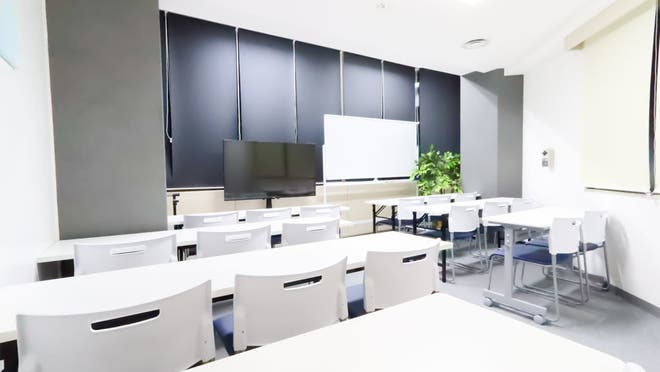 【JR新宿駅 徒歩2分!明治通り沿い!19名利用可!】55型大型モニター・WiFi無料!ふれあい貸し会議室 新宿No75の写真1