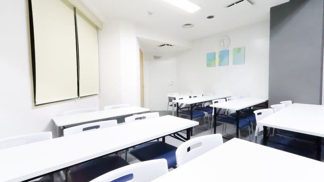 【JR新宿駅 徒歩2分!明治通り沿い!19名利用可!】55型大型モニター・WiFi無料!ふれあい貸し会議室 新宿No75の写真2