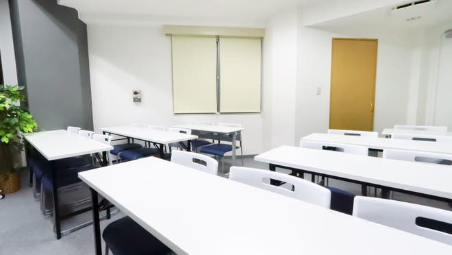 【JR新宿駅 徒歩2分!明治通り沿い!19名利用可!】55型大型モニター・WiFi無料!ふれあい貸し会議室 新宿No75の写真3