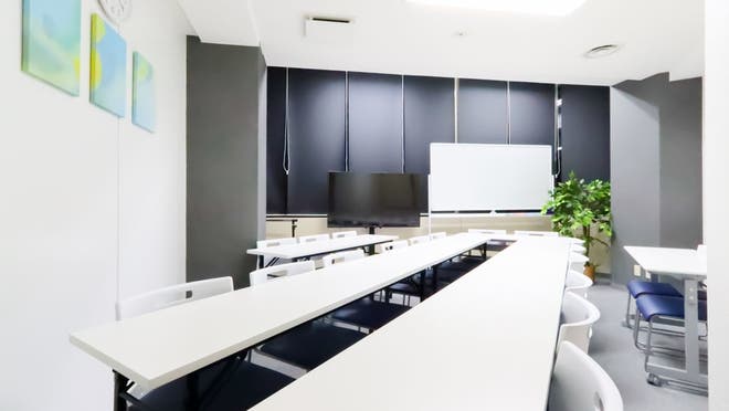 【JR新宿駅 徒歩2分!明治通り沿い!19名利用可!】55型大型モニター・WiFi無料!ふれあい貸し会議室 新宿No75の写真4