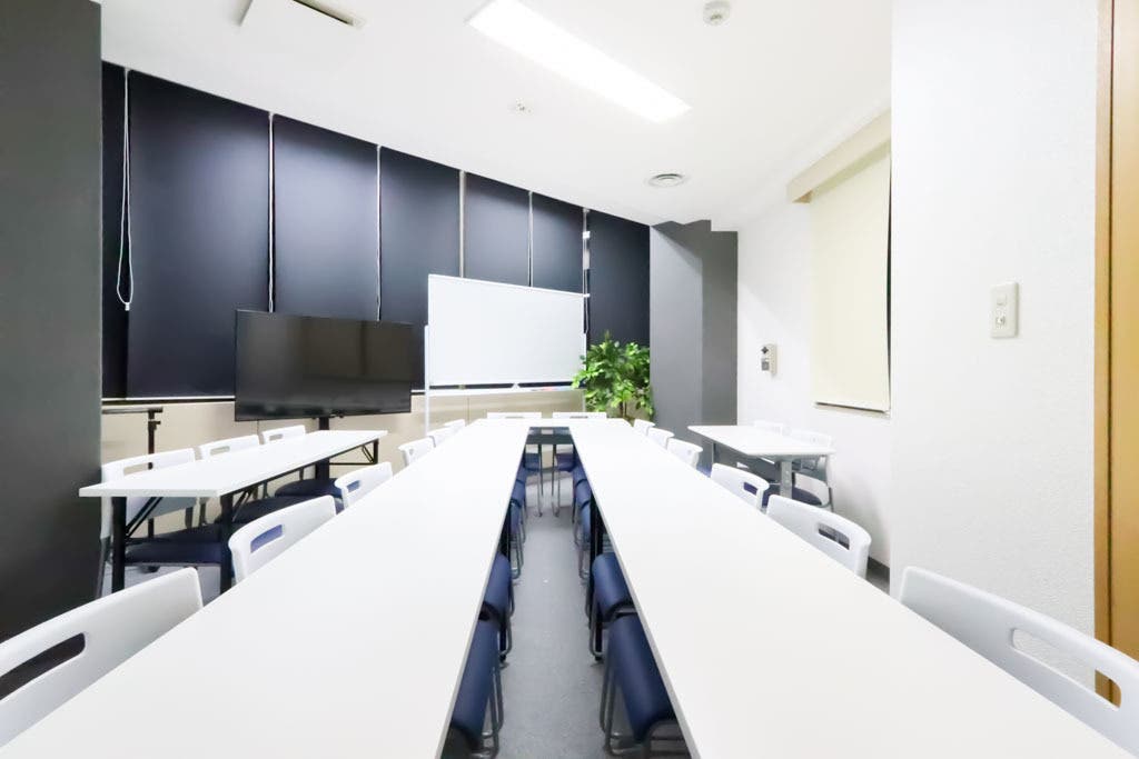 【JR新宿駅 徒歩2分！明治通り沿い！19名利用可！】55型大型モニター・WiFi無料！ふれあい貸し会議室 新宿No75の写真5