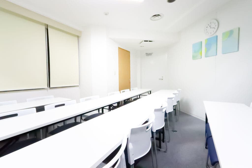 【JR新宿駅 徒歩2分！明治通り沿い！19名利用可！】55型大型モニター・WiFi無料！ふれあい貸し会議室 新宿No75の写真6