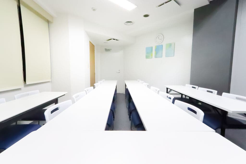 【JR新宿駅 徒歩2分！明治通り沿い！19名利用可！】55型大型モニター・WiFi無料！ふれあい貸し会議室 新宿No75の写真7
