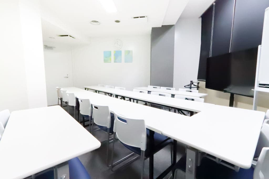 【JR新宿駅 徒歩2分！明治通り沿い！19名利用可！】55型大型モニター・WiFi無料！ふれあい貸し会議室 新宿No75の写真8