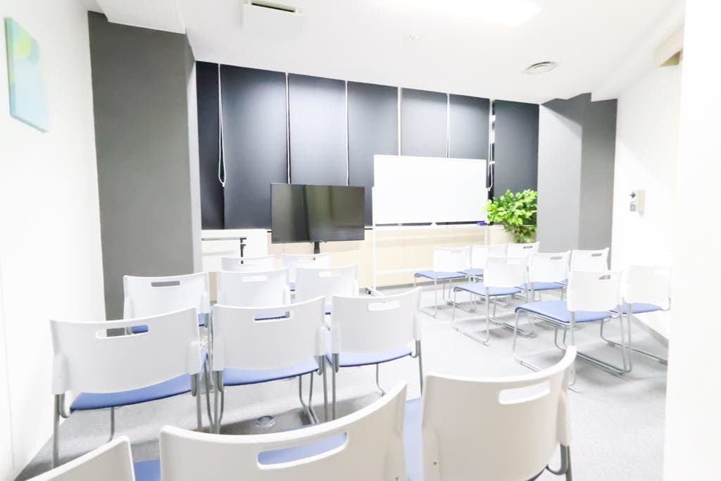 【JR新宿駅 徒歩2分！明治通り沿い！19名利用可！】55型大型モニター・WiFi無料！ふれあい貸し会議室 新宿No75の写真9