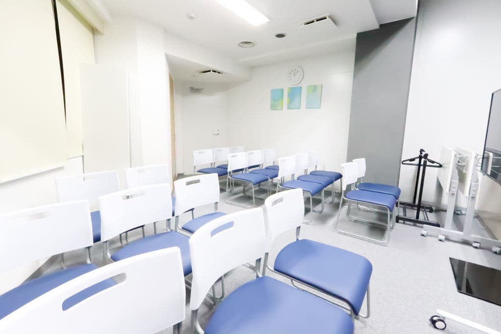 【JR新宿駅 徒歩2分！明治通り沿い！19名利用可！】55型大型モニター・WiFi無料！ふれあい貸し会議室 新宿No75の写真10