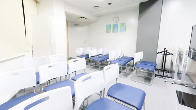 【JR新宿駅 徒歩2分!明治通り沿い!19名利用可!】55型大型モニター・WiFi無料!ふれあい貸し会議室 新宿No75の写真10