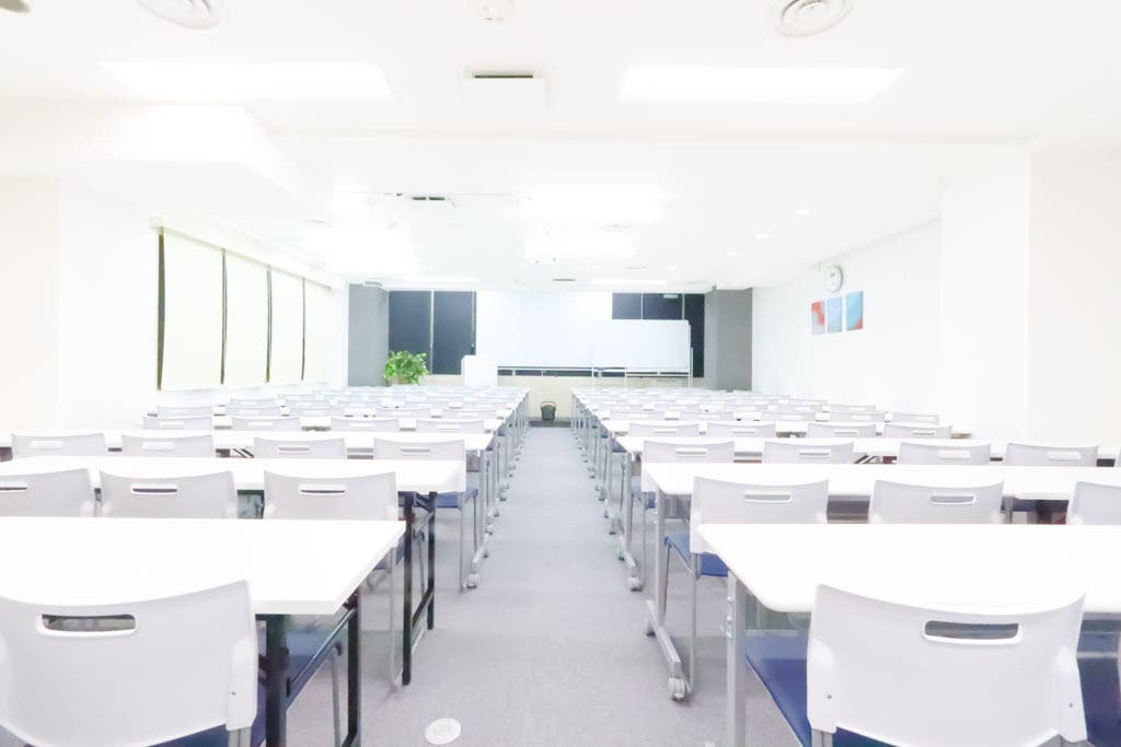 【JR新宿駅 徒歩2分！大型会議室！100名利用可】高性能プロジェクター・マイク・WiFi無料！ふれあい貸し会議室 新宿No73の写真1