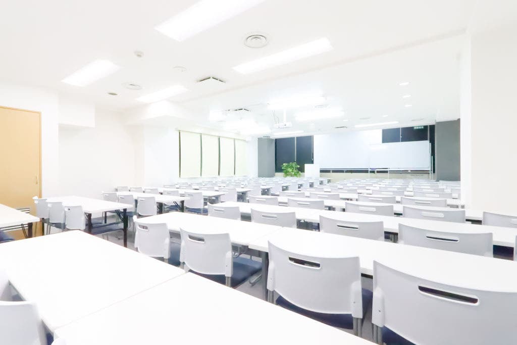 【JR新宿駅 徒歩2分！大型会議室！100名利用可】高性能プロジェクター・マイク・WiFi無料！ふれあい貸し会議室 新宿No73の写真2