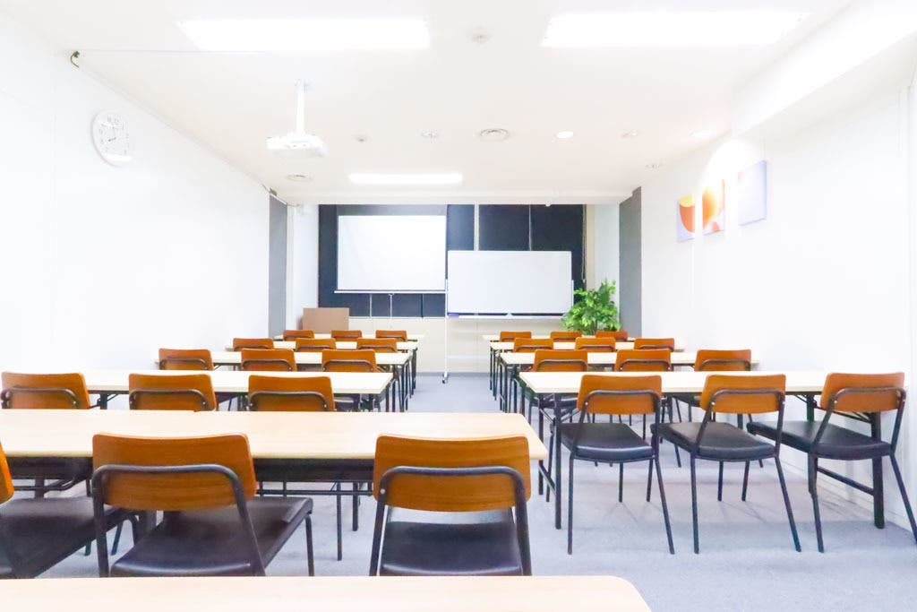 【JR新宿駅 徒歩2分！中型会議室！32名利用可】プロジェクター・ホワイトボード・WiFi無料！ふれあい貸し会議室 新宿No74の写真1