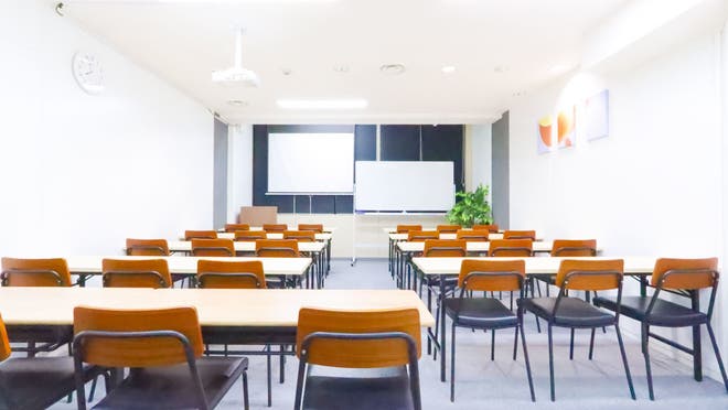 【JR新宿駅 徒歩2分!中型会議室!32名利用可】プロジェクター・ホワイトボード・WiFi無料!ふれあい貸し会議室 新宿No74の写真1