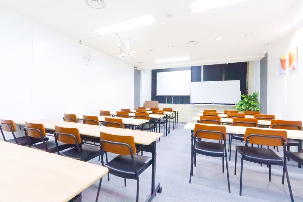 【JR新宿駅 徒歩2分！中型会議室！32名利用可】プロジェクター・ホワイトボード・WiFi無料！ふれあい貸し会議室 新宿No74の写真2