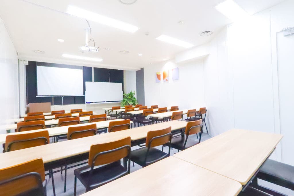 【JR新宿駅 徒歩2分！中型会議室！32名利用可】プロジェクター・ホワイトボード・WiFi無料！ふれあい貸し会議室 新宿No74の写真3