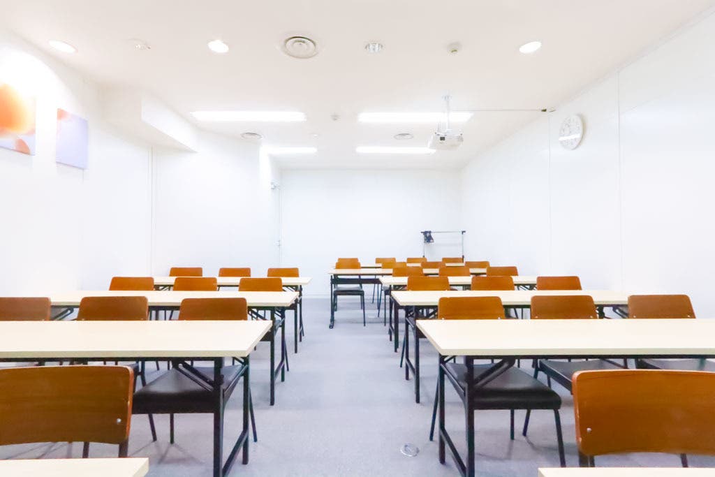 【JR新宿駅 徒歩2分！中型会議室！32名利用可】プロジェクター・ホワイトボード・WiFi無料！ふれあい貸し会議室 新宿No74の写真4