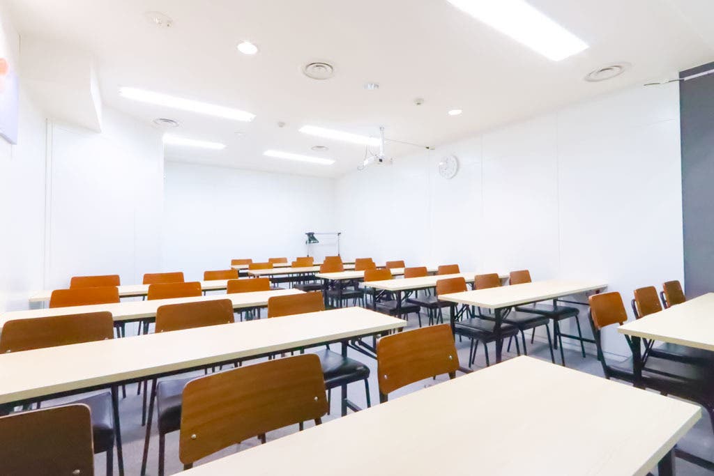 【JR新宿駅 徒歩2分！中型会議室！32名利用可】プロジェクター・ホワイトボード・WiFi無料！ふれあい貸し会議室 新宿No74の写真5