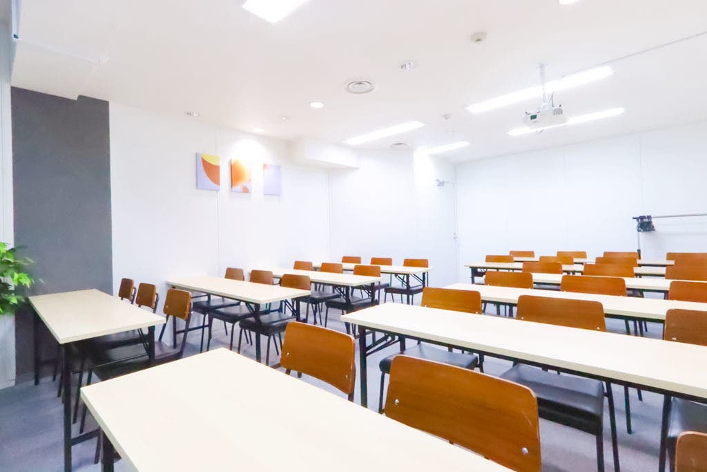 【JR新宿駅 徒歩2分！中型会議室！32名利用可】プロジェクター・ホワイトボード・WiFi無料！ふれあい貸し会議室 新宿No74の写真6