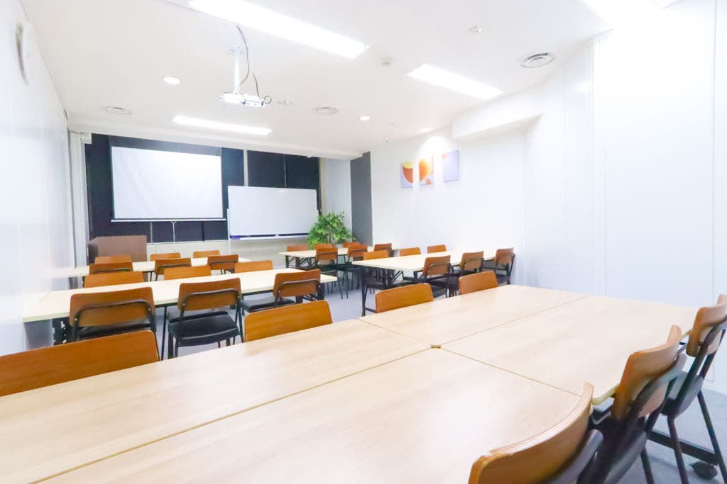 【JR新宿駅 徒歩2分！中型会議室！32名利用可】プロジェクター・ホワイトボード・WiFi無料！ふれあい貸し会議室 新宿No74の写真7