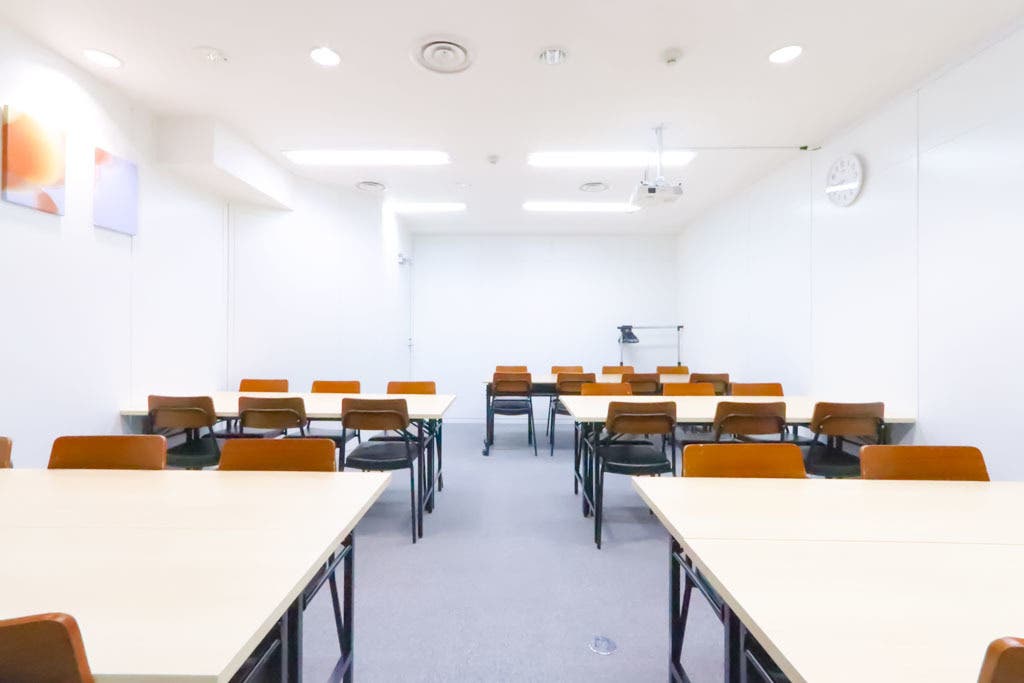 【JR新宿駅 徒歩2分！中型会議室！32名利用可】プロジェクター・ホワイトボード・WiFi無料！ふれあい貸し会議室 新宿No74の写真8