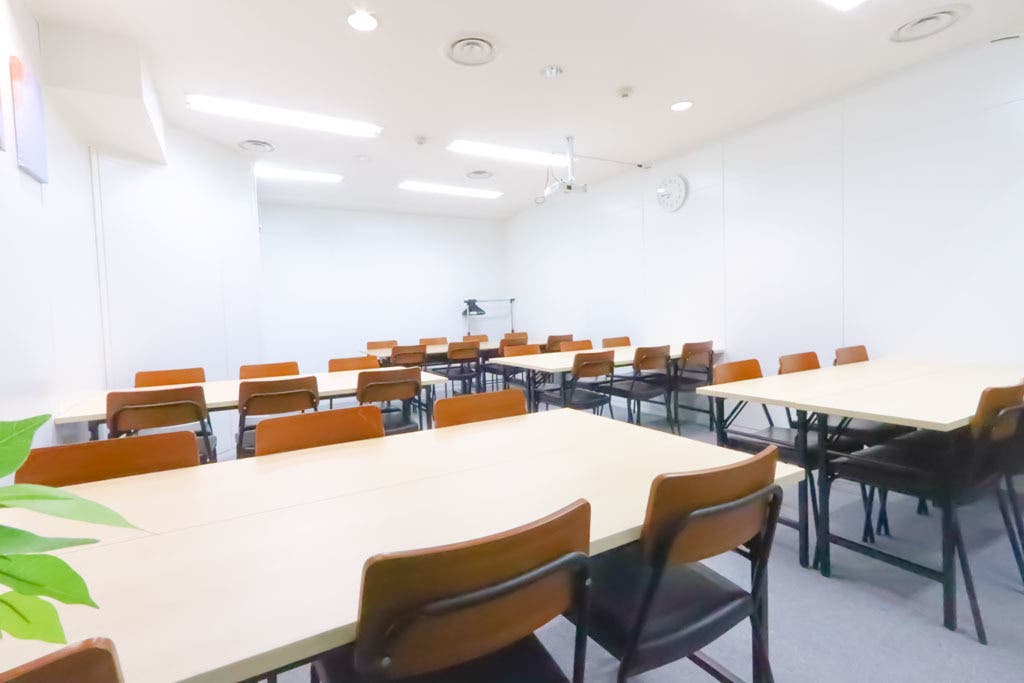 【JR新宿駅 徒歩2分！中型会議室！32名利用可】プロジェクター・ホワイトボード・WiFi無料！ふれあい貸し会議室 新宿No74の写真9
