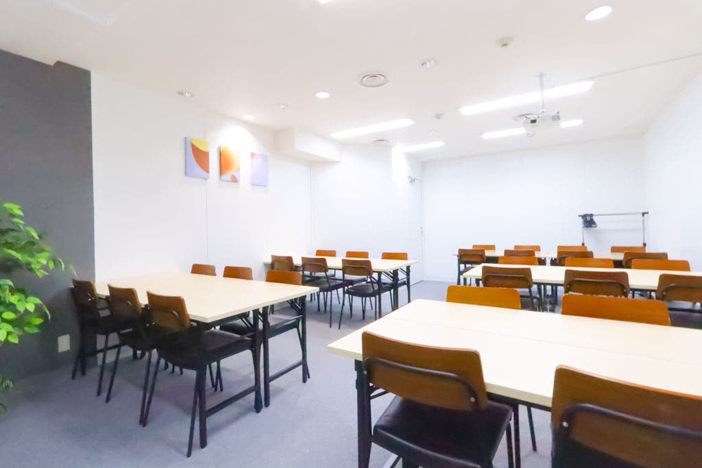 【JR新宿駅 徒歩2分！中型会議室！32名利用可】プロジェクター・ホワイトボード・WiFi無料！ふれあい貸し会議室 新宿No74の写真10