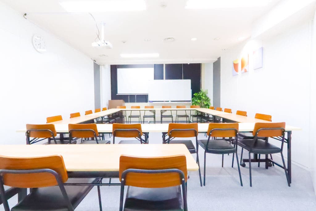 【JR新宿駅 徒歩2分！中型会議室！32名利用可】プロジェクター・ホワイトボード・WiFi無料！ふれあい貸し会議室 新宿No74の写真11