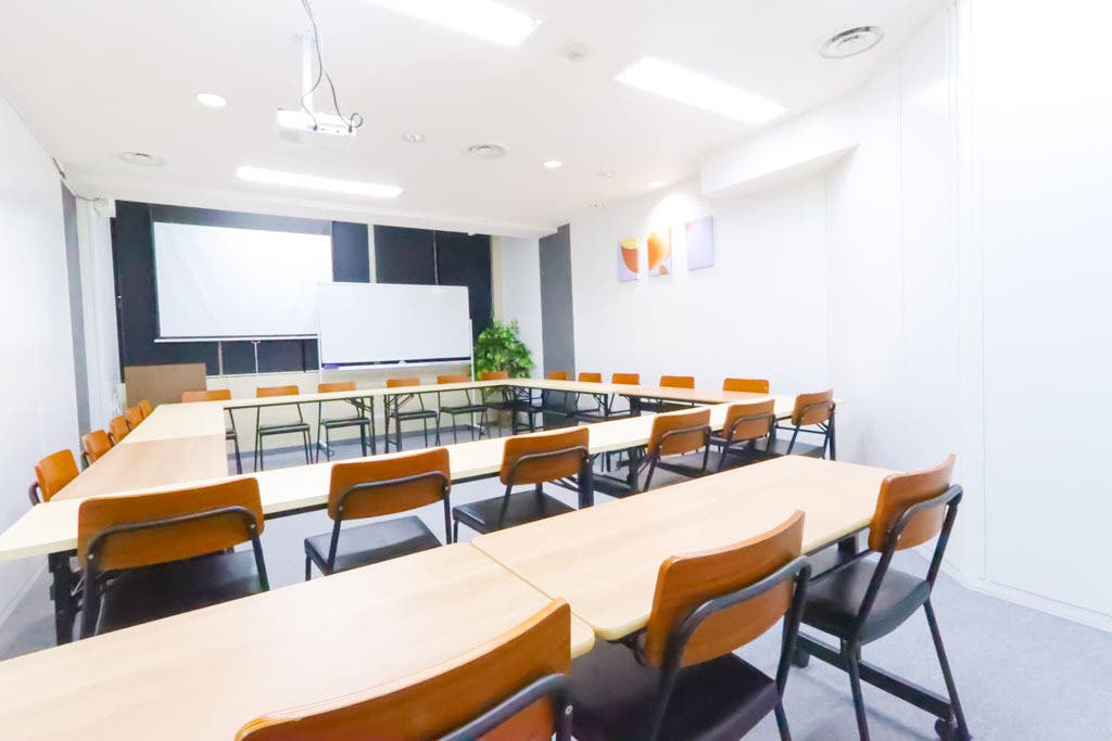 【JR新宿駅 徒歩2分！中型会議室！32名利用可】プロジェクター・ホワイトボード・WiFi無料！ふれあい貸し会議室 新宿No74の写真12