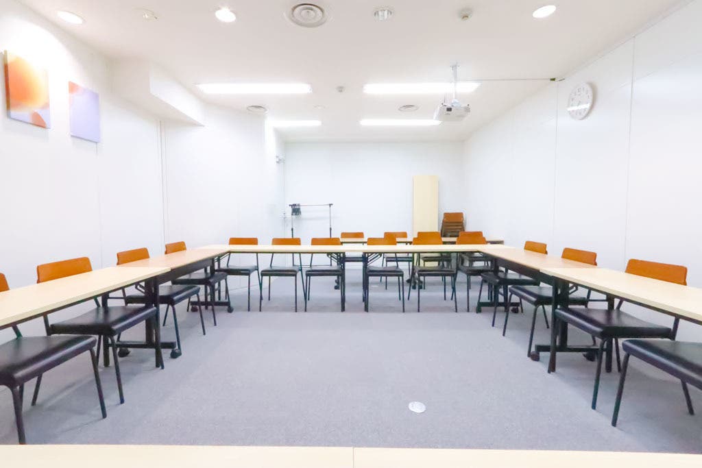 【JR新宿駅 徒歩2分！中型会議室！32名利用可】プロジェクター・ホワイトボード・WiFi無料！ふれあい貸し会議室 新宿No74の写真13