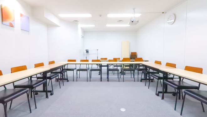 【JR新宿駅 徒歩2分!中型会議室!32名利用可】プロジェクター・ホワイトボード・WiFi無料!ふれあい貸し会議室 新宿No74の写真13