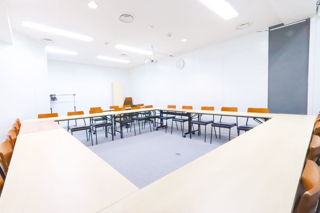 【JR新宿駅 徒歩2分！中型会議室！32名利用可】プロジェクター・ホワイトボード・WiFi無料！ふれあい貸し会議室 新宿No74の写真14