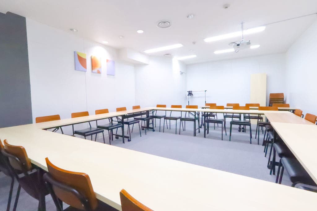 【JR新宿駅 徒歩2分！中型会議室！32名利用可】プロジェクター・ホワイトボード・WiFi無料！ふれあい貸し会議室 新宿No74の写真15