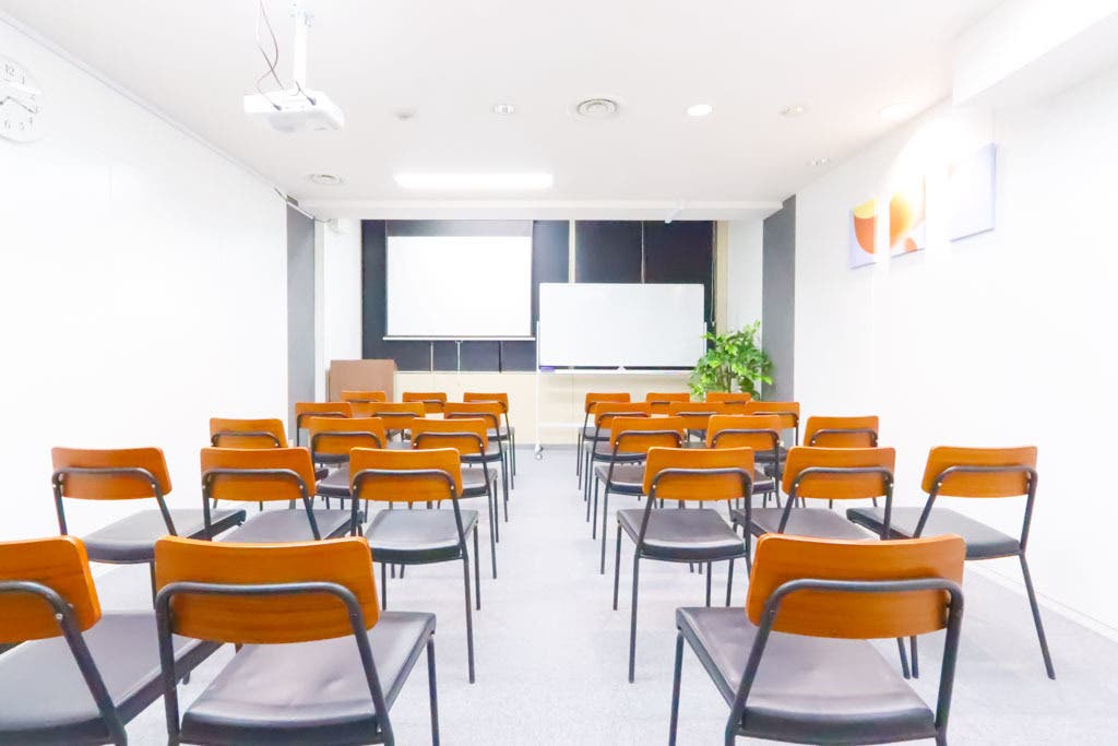 【JR新宿駅 徒歩2分！中型会議室！32名利用可】プロジェクター・ホワイトボード・WiFi無料！ふれあい貸し会議室 新宿No74の写真16