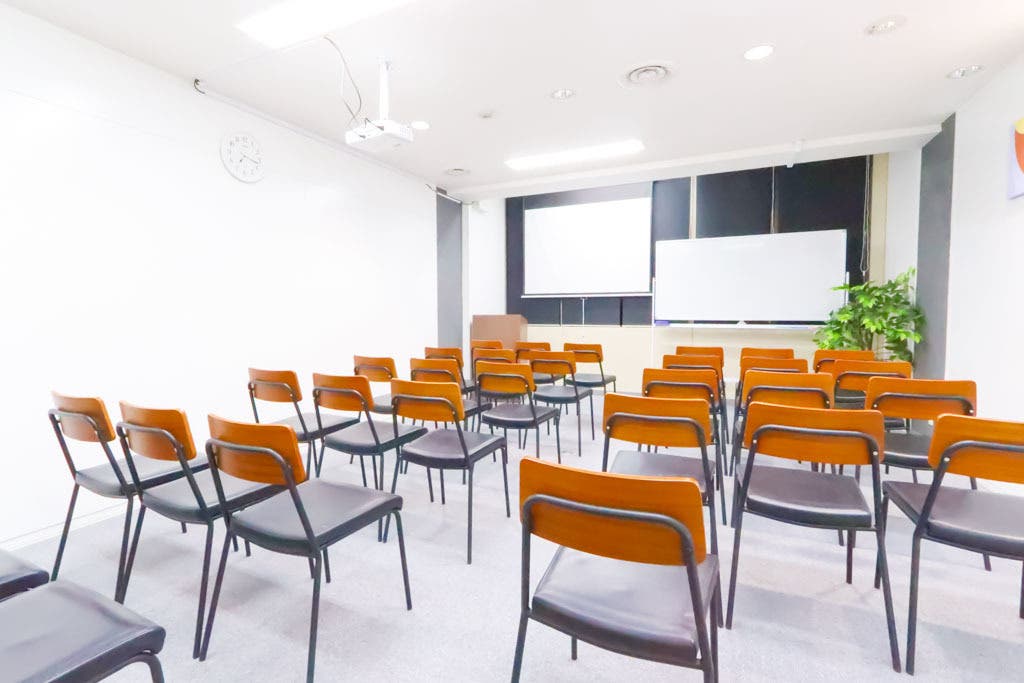 【JR新宿駅 徒歩2分！中型会議室！32名利用可】プロジェクター・ホワイトボード・WiFi無料！ふれあい貸し会議室 新宿No74の写真17