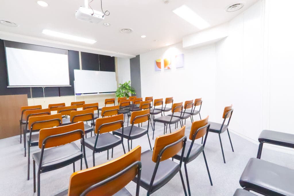 【JR新宿駅 徒歩2分！中型会議室！32名利用可】プロジェクター・ホワイトボード・WiFi無料！ふれあい貸し会議室 新宿No74の写真18