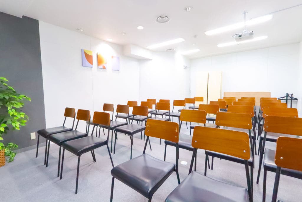 【JR新宿駅 徒歩2分！中型会議室！32名利用可】プロジェクター・ホワイトボード・WiFi無料！ふれあい貸し会議室 新宿No74の写真19