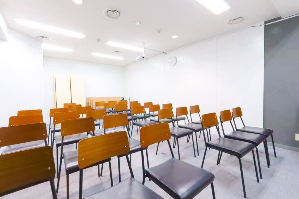 【JR新宿駅 徒歩2分！中型会議室！32名利用可】プロジェクター・ホワイトボード・WiFi無料！ふれあい貸し会議室 新宿No74の写真20