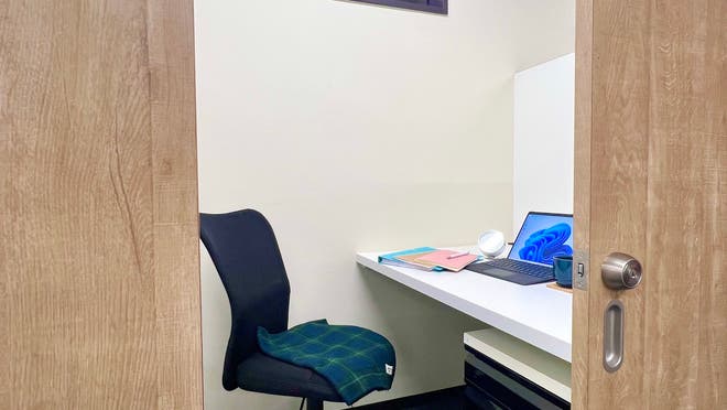 モニター付 1名用広々個室2 PC作業/Web会議/ちょっとした休憩など ※完全個室ではありません※の写真3