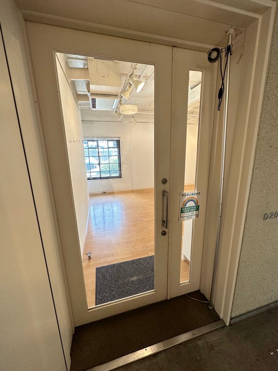 表参道ヒルズ内31㎡【試着室・天吊ハンガーパイプ有】展示会/ポップアップ/イベント対応。白基調&窓2面の並木道に面する開放的空間の写真27