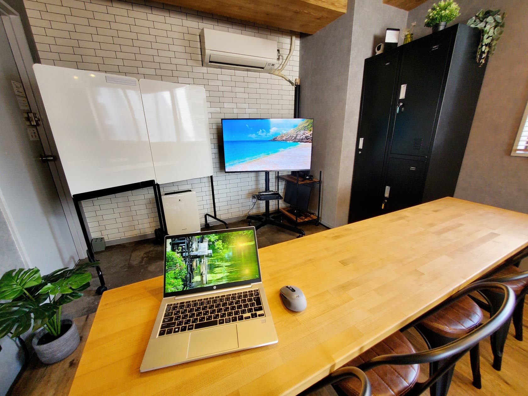 【カフェ風】充実設備🚃北浜5分👢土足OK✨光&有線LAN🪞ミラー🎥プロジェクタ☀二面採光🖥️モニター4台【会議室】の写真8